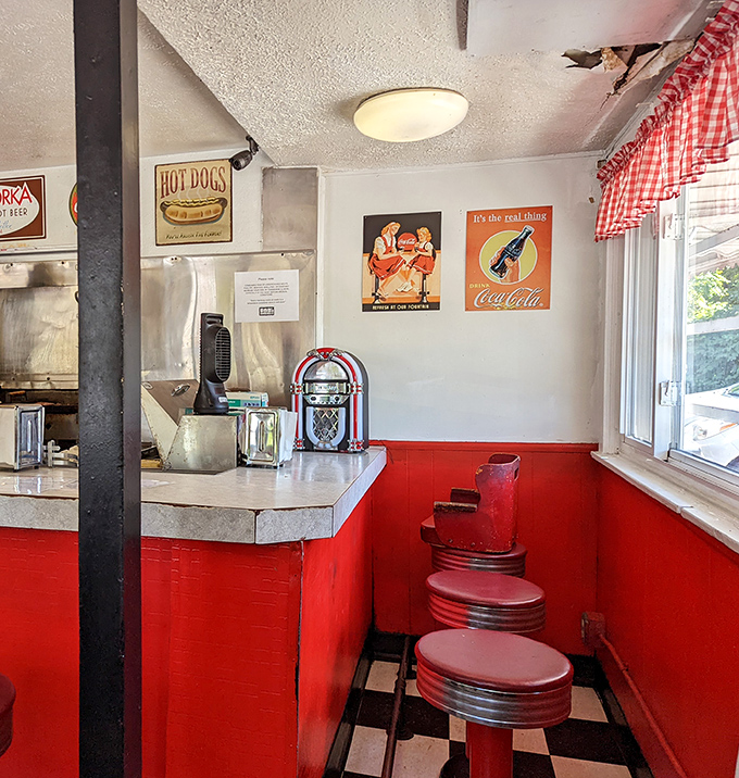 Counter seating that puts you front-row-center for the greatest show on earth: your burger being made exactly the way it should be.