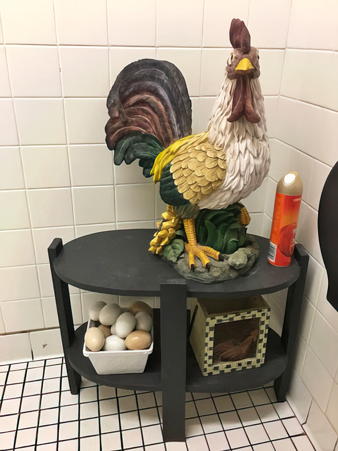 Even the bathroom d&eacute;cor maintains the rooster theme &ndash; commitment to atmosphere that borders on artistic obsession.