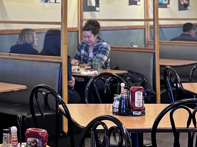 Booths divided by wooden partitions create little breakfast sanctuaries. The perfect setting for both intimate conversations and eavesdropping on fascinating strangers.