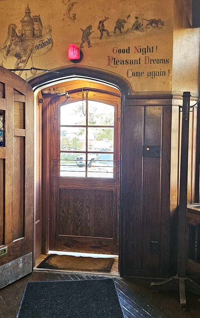 That entrance whispers "Good Night! Pleasant Dreams Come again!" &ndash; and trust me, you absolutely will come again.