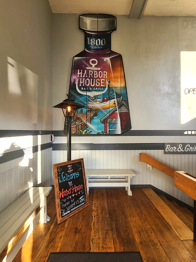 Creative decor elements transform dining into an experience, proving that atmosphere matters as much as flavor.