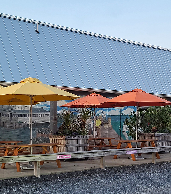 Al fresco dining with a side of Chesapeake Bay breezes and the aroma of Old Bay.