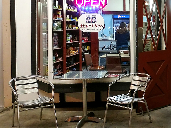 Al fresco dining, strip mall style. These metal chairs have witnessed countless "mmms" and "aahs" from patrons enjoying their crispy treasures.