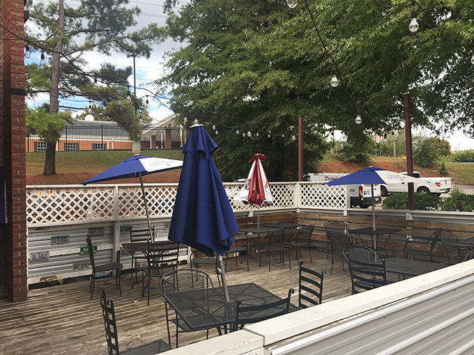 The outdoor seating area where sauce-stained fingers meet fresh air – a perfect marriage of nature and nurture for your appetite.