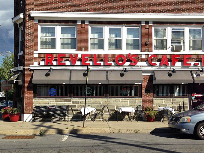 Sidewalk seating for those who prefer their pizza with a side of people-watching and Pennsylvania fresh air.