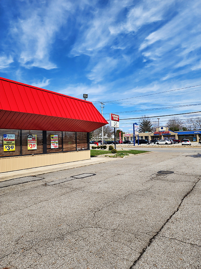 That red roof against a blue sky &ndash; the universal signal for "good food ahead." Like a burger oasis in an asphalt desert.