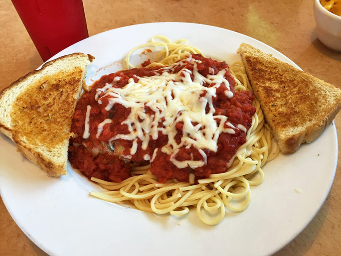 Spaghetti with meat sauce and garlic toast—proof that diners can nail Italian classics without a passport or fancy accent.