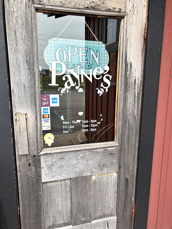 Operating hours that accommodate both early birds and those fashionably late to dinner.