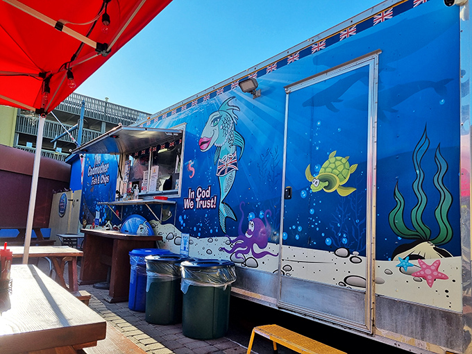 Even the side view of this cheerful blue truck reveals the underwater theme that perfectly matches its maritime menu offerings.