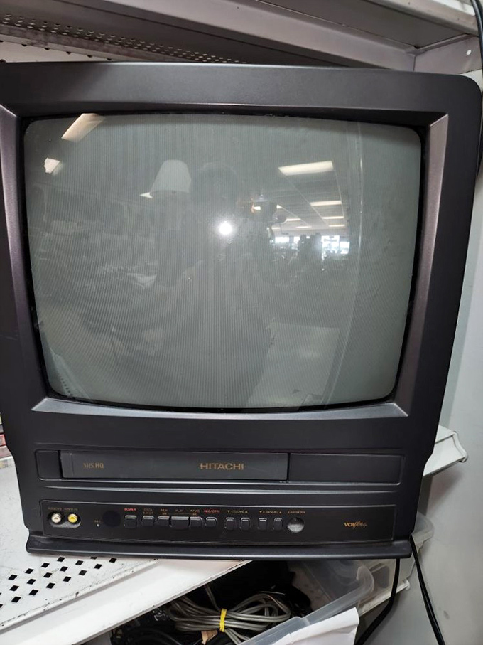 This Hitachi TV hasn't shown a clear picture since "Friends" was airing new episodes, but it's got more character than anything at Best Buy.