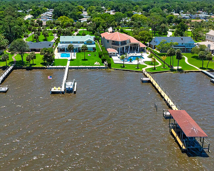 The bridge connecting Ormond's mainland to beachside. Crossing over to paradise doesn't require a millionaire's budget.