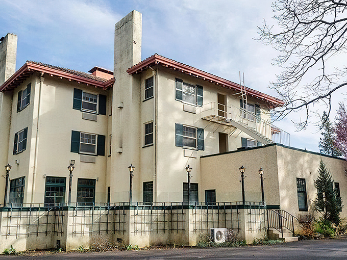 The Columbia Gorge Hotel perches elegantly above the river, channeling old Hollywood glamour without the attitude.