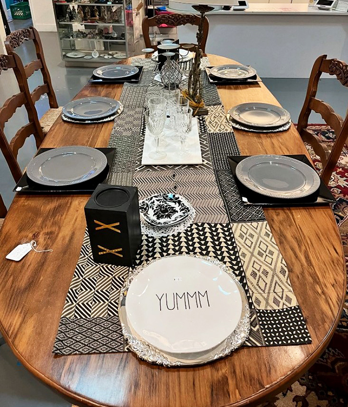 That "YUMMM" plate says everything about this dining table setup. Sunday family dinners just found their new headquarters.