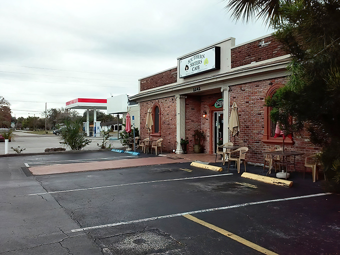 Outdoor seating for when Florida weather cooperates and your French toast needs a tan.