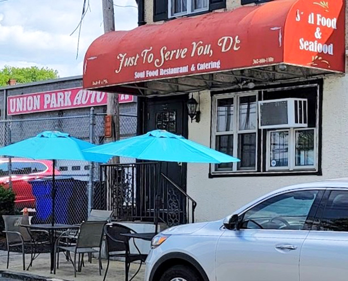 When the weather's right, these turquoise umbrellas offer al fresco soul food dining. Urban oasis meets comfort food paradise.