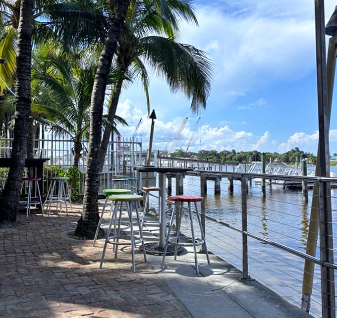 Waterfront seating that makes you wonder why you ever eat indoors. The answer: Florida's summer humidity, but today isn't that day.