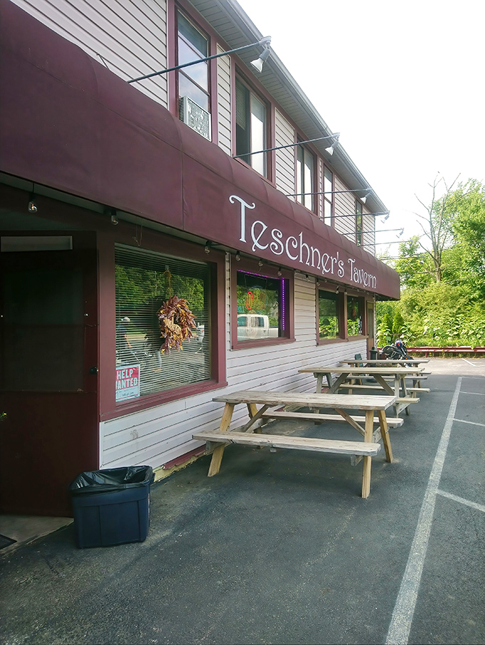 The simple exterior hides culinary treasures within, like a delicious secret that locals have been keeping (but not too well) for years.