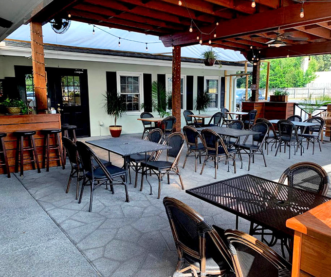 The outdoor patio at Oscar's offers al fresco dining with string lights overhead&mdash;because everything tastes better with a side of fresh air and ambiance.
