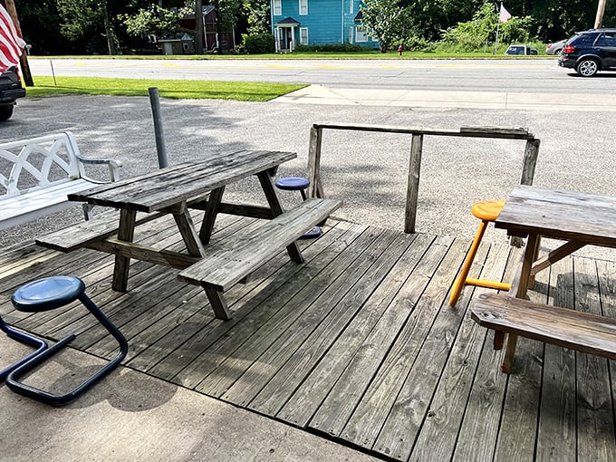 Weathered picnic tables offer al fresco dining at its most honest. No white tablecloths, just sunshine, fresh air, and imminent burger bliss. 