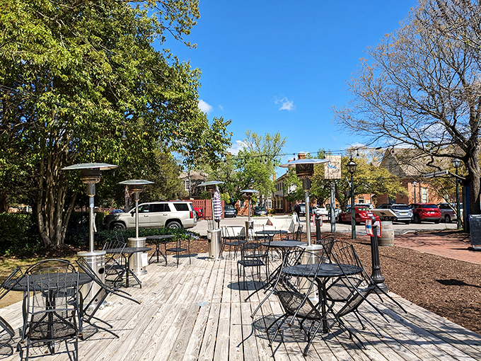 Al fresco dining for those who like their seafood with a side of Virginia sunshine.