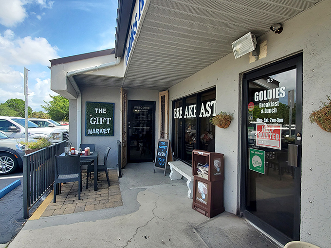 The sidewalk seating says, "Come enjoy Florida's weather while you enjoy Florida's breakfast." A proposition that's hard to refuse.