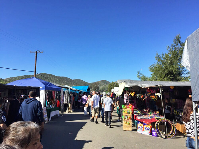 The human parade&mdash;shoppers on the hunt between mountains and sky. Every face tells a story of anticipated discoveries.