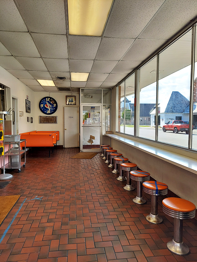 The counter seating along the windows offers prime people-watching with your chili &ndash; Findlay's version of dinner and a show.