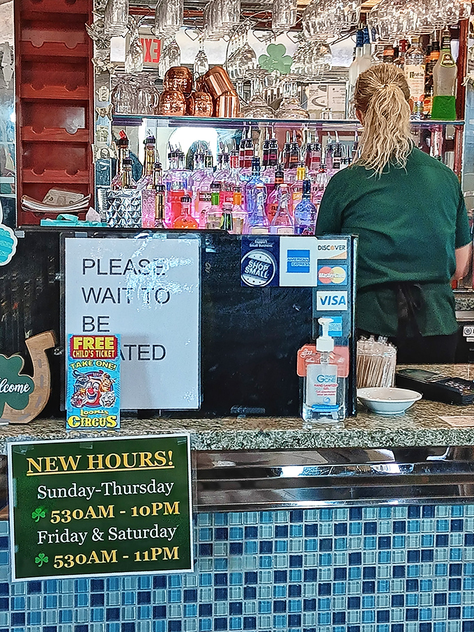 Early birds get the worm, but night owls get the same great service until 11PM weekends. Democracy in dining hours.