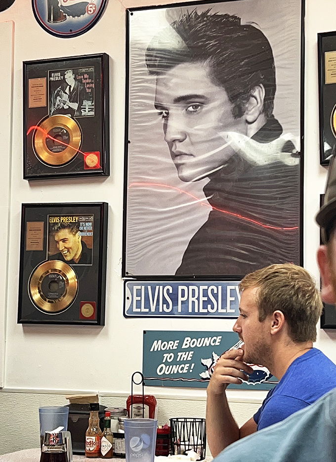 Elvis memorabilia creates the soundtrack for your meal, even when the King isn't actually playing. That's called atmosphere, folks.