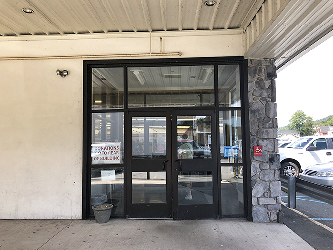 The entrance: where ordinary shoppers enter and savvy treasure hunters exit. The sign might as well read "Abandon budget, all ye who enter here."