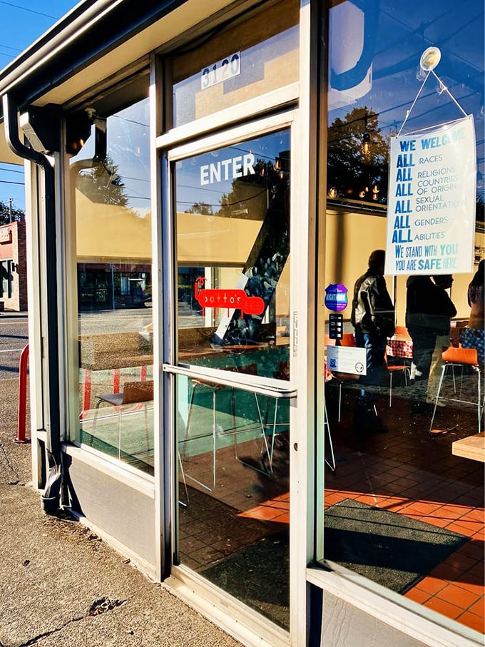 An entrance that welcomes everyone with open arms. In the universal language of BBQ, "Enter" is the most beautiful word in any language.