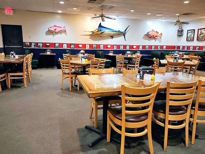 More dining room views reveal fish on walls and satisfied folks at tables &ndash; perfect symmetry.