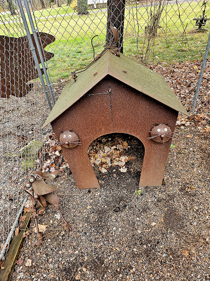 Even the humble cathouse gets the Jurustic treatment, with watchful metal mice keeping an eye on visitors passing by.
