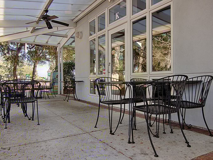 Al fresco dining where Spanish moss and gentle breezes enhance your breakfast experience. Morning perfection with a side of Lowcountry charm.