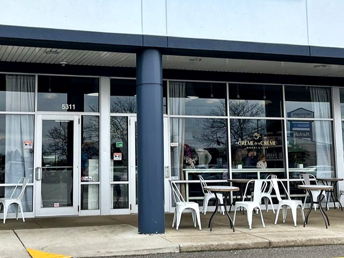 Sidewalk seating for those rare Ohio days when the weather behaves itself. A perfect perch for people-watching with pastry in hand.