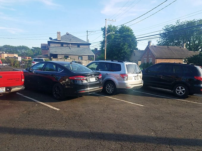 A full parking lot is the universal sign language for "the food here is worth waiting for." Cars from all over converge for Columbus's smoky treasures.