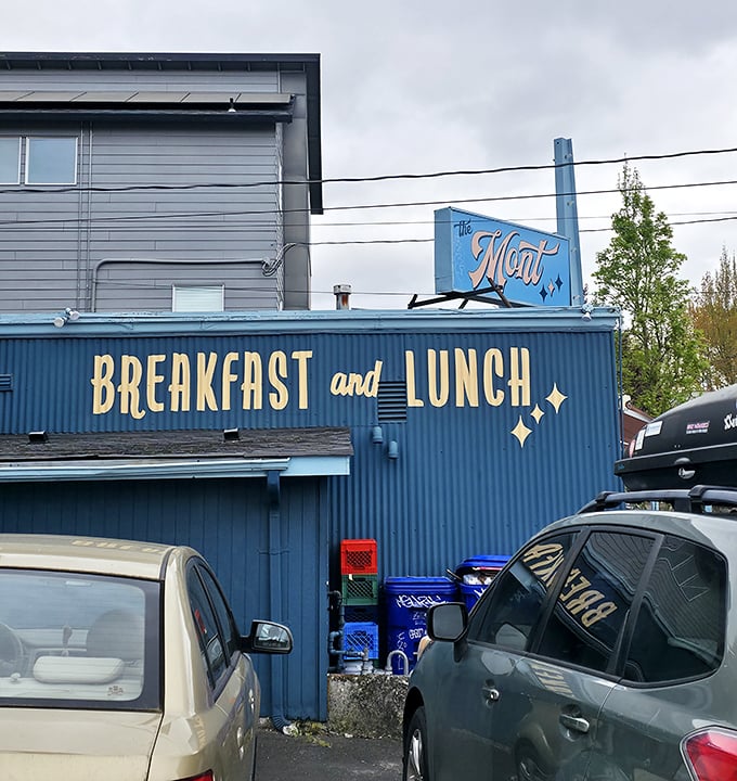 Even the parking lot has that "we're serious about breakfast but not too serious about anything else" Portland vibe.