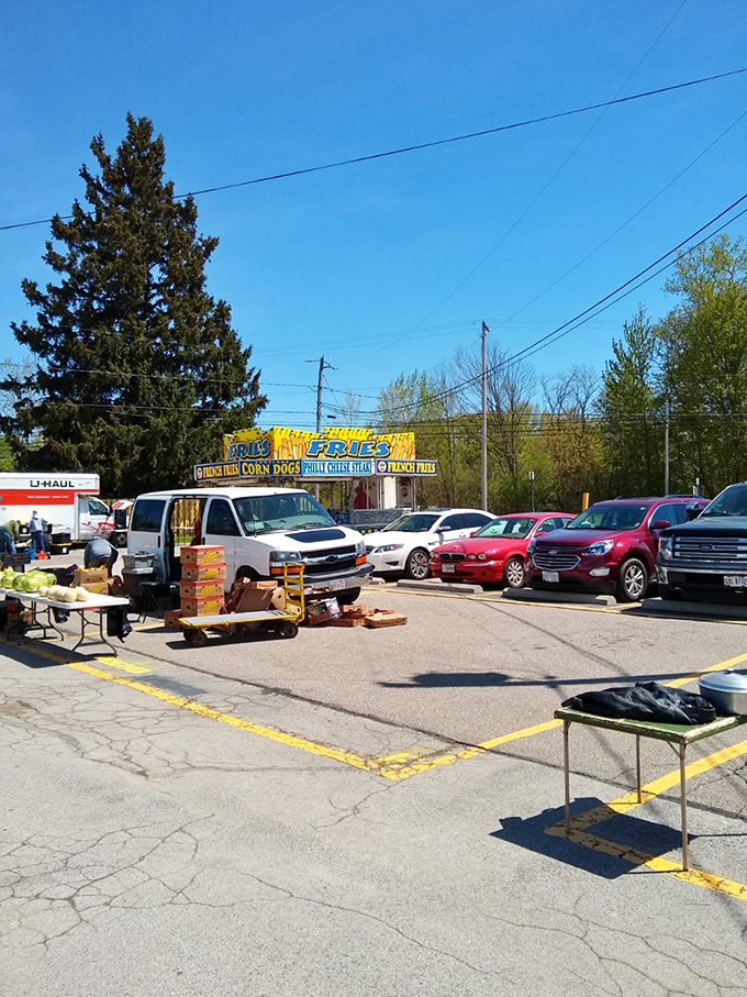 Fuel for the treasure hunt! The food vendors at Jamie's ensure that shoppers can refuel without missing a beat in their bargain quest.