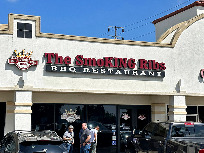 That "Smoking King" crown logo promises royalty, and the aromas drifting outside confirm the claim.