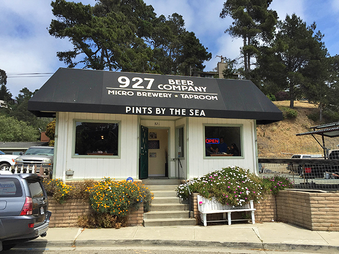 927 Beer Company proves great things come in small packages. This micro-brewery offers "Pints by the Sea" – possibly the best four-word promise in existence.