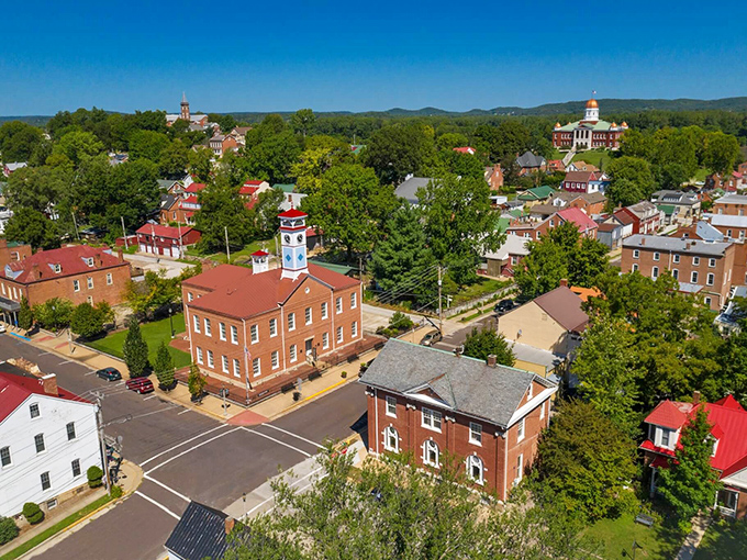 From above, Hermann reveals itself as a perfect blend of nature and architecture, with red rooftops peeking through lush greenery like a living postcard.