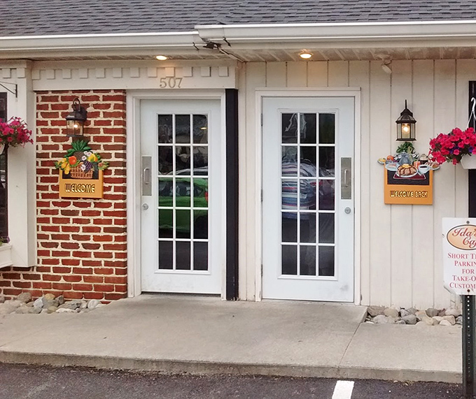 The entrance says it all&mdash;"Welcome" signs flanking French doors that might as well be portals to comfort food heaven. Your diet plan can wait in the car.