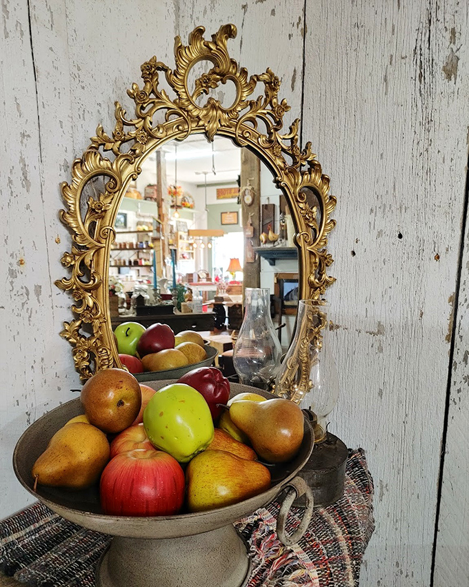 This ornate gold mirror doesn't compete with the simple fruit bowl&mdash;they're having a conversation about contrast that's been going on for centuries.