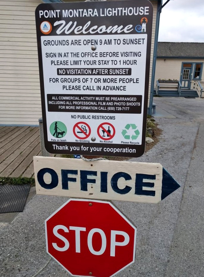 Clear instructions for visitors: check in, respect the rules, and prepare for a memorable experience. Even paradise needs a little organization.