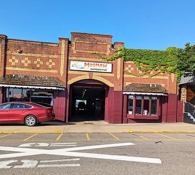 Even auto repair shops in Sugarcreek have character. This brick facade has probably witnessed the evolution from Model Ts to minivans.