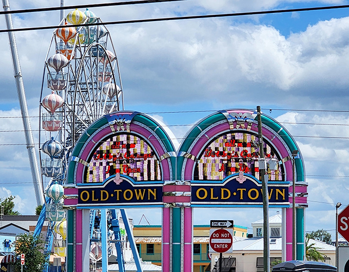Old Town's iconic entrance and Ferris wheel neighbor the market, creating a perfect one-two punch of nostalgic shopping and entertainment.