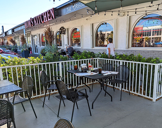 Florida dining perfection: outdoor seating where you can enjoy your breakfast while soaking up sunshine that northerners pay good money for.