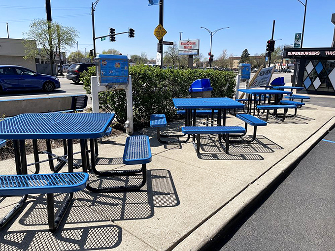Those blue outdoor tables aren't just functional – they're front-row seats to a Chicago culinary performance that's been running for decades.