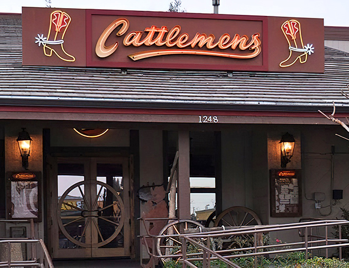 As night falls, the neon-lit exterior of Cattlemens transforms into a lighthouse for the steak-starved souls of Northern California.