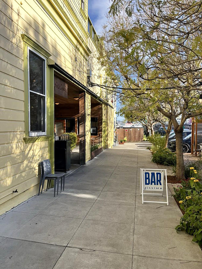 Even the exterior walkway feels inviting, with that cheerful "BAR" sign promising liquid refreshments to complement your pizza pilgrimage.